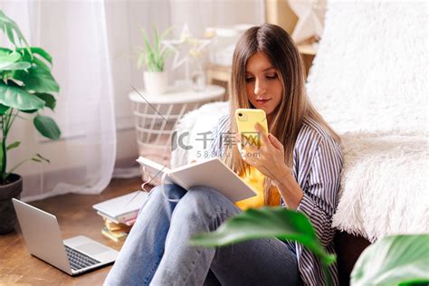 有膝上型计算机和电话的妇女高清摄影大图 千库网