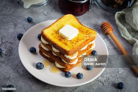 바나나 블루베리 꿀 딸기 잼을 곁들인 프렌치 토스트 토스트와 쿠키를 곁들인 맛있는 아침 식사 또는 브런치 0명에 대한 스톡 사진 및 기타 이미지 Istock