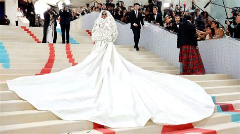 Rihanna Como Todo Lo Bueno Se Hace Esperar En La Met Gala Con