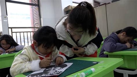 非遗在传承！“00后”大学生教“10后”剪纸 七环视频 澎湃新闻 The Paper