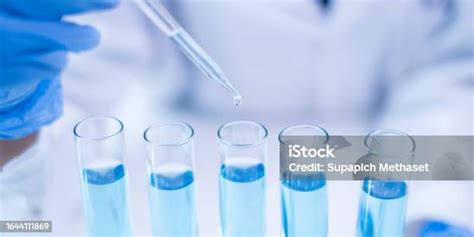 파란 유리제 시험관 유리 제품 액체 표본 피펫 장비 화학 화학 생명 공학 실험실 과학 연구 분석 실험 시험 산업 과학 제약 의료 Stem 주제에 대한 스톡 사진 및 기타