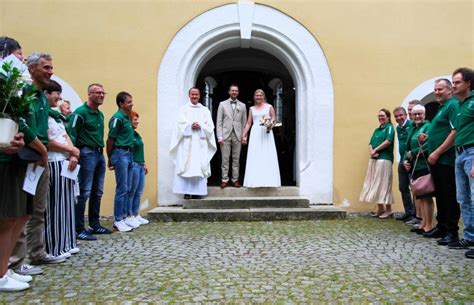 Langes Spalier Für Michael Behring Und Tanja Bauer Vor Der Wallfahrtskirche Heilbrünnl