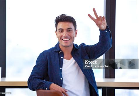 웃는 남자의 초상화는 창문에 평화의 표시를 몸짓으로 한다 브이에 대한 스톡 사진 및 기타 이미지 브이 남자들만 30 34