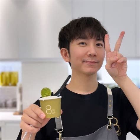 （捷運上聽到兩位年輕人聊天 ：金曲獎男歌手是熱狗欸～ 哇對了熱狗本名是什麼 ：張震嶽吧