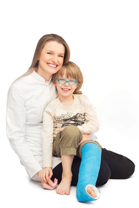 Junge Mutter Mit Ihrem L Chelnden Sohn Portr T Auf Dem Boden Stockbild Bild Von Obacht