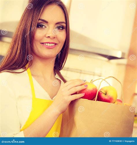 Домохозяйка женщины в кухне с много приносить Стоковое Фото