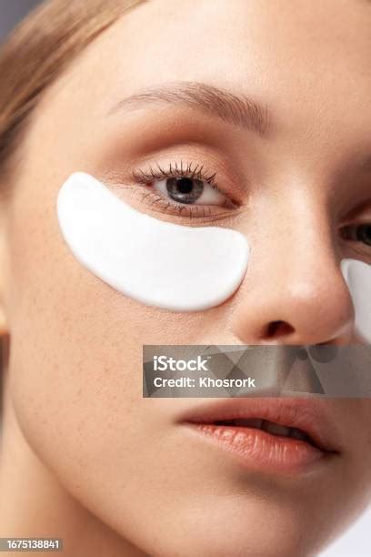 아름다운 여성 모델이 하이드로겔 패치 미용 루틴을 적용하는 얼굴을 돌보고 있다 불타는 듯한에 대한 스톡 사진 및 기타 이미지 불타는 듯한 사람 얼굴 사람들 Istock