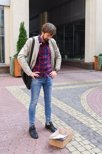 실업직 직소직 근로자는 직장에서 해고되었습니다 한 남자가 야외에서 해고 상자를 본다 해고와 경제 문제 위기의 개념 20 29세에 대한 스톡 사진 및 기타 이미지 Istock