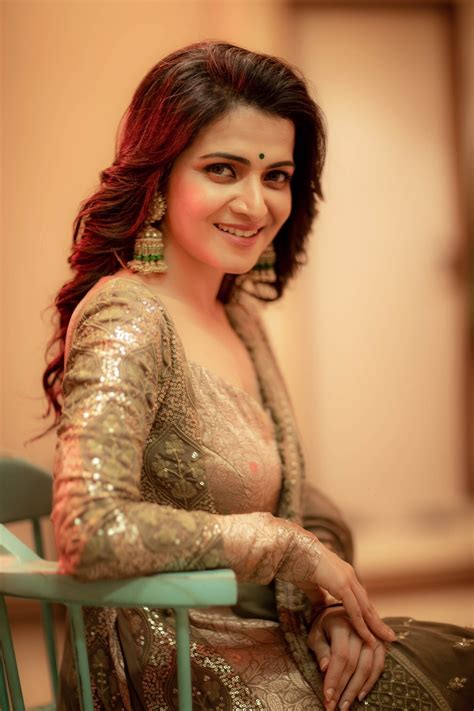 உங்கள பாத்துக்கிட்டே இருக்கலாம் செல்லம் டிடியின் ஹாட் கிளிக்ஸ்