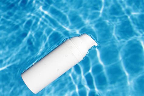 물 표면에 흰색 화장품 튜브 브랜딩 모형을 위한 빈 레이블입니다 여름 방학 화장품 개념 0명에 대한 스톡 사진 및 기타 이미지 Istock