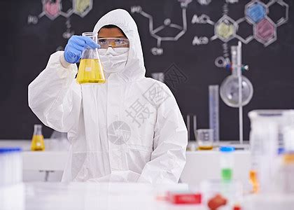 美丽的年轻科学家戴着眼镜双臂交叉站立高清图片下载 正版图片 摄图网