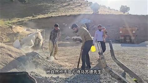 工程师又运来一车沙子。工人们继续修复窑洞 Youtube