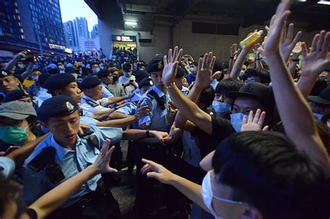 【光復屯門】示威者佔據馬路質疑警員「放生」動武市民 談判專家到場 星島日報 Line Today