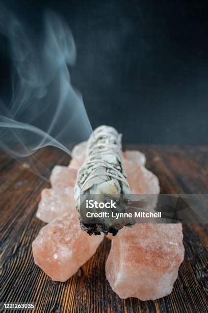 연기 흔적핑크 소금 결정의 기지에 얼룩 세이지 스틱을 굽기 결정체에 대한 스톡 사진 및 기타 이미지 결정체 스머지 스틱 0명 Istock