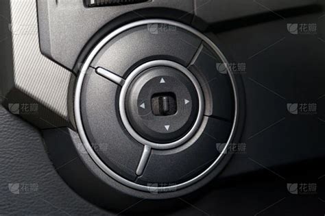 运动控制面板与按钮和操纵杆选择方向。远程游戏和设备。素材 花瓣网