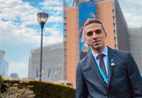 რუსებმა მომიჩერეს მანქანა ცინიკურად მომმართეს ეი მალჩიკო ცხადია რუსულ გემს გავაყოლე ორივე