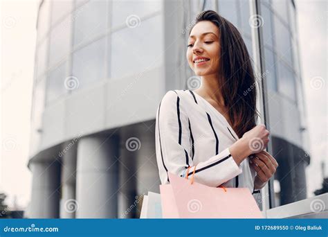 Una Ragazza Carina Con Una Borsa Di Shopping In Citt Fotografia Stock Immagine Di Femmina