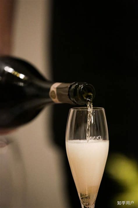 如何在聚会上优雅地开香槟