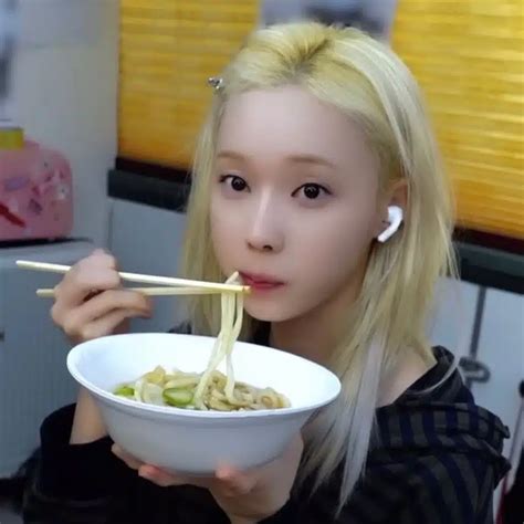 우동 먹는 모습도 귀여운 윈터 팬플러스 커뮤니티