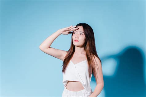 매력적인 아시아 뷰티 우먼은 파란색 배경에 자외선 차단 Uv 또는 자외선 차단제로 선크림과 컬러 스케일을 들고 있습니다 긴 머리에 대한 스톡 사진 및 기타 이미지 Istock