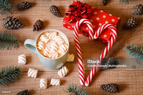 뜨거운 코코아 마쉬 멜 로우 새 해와 함께 한 잔 크리스마스 트리 콘 패키지 및 나무 배경 서식 파일에 막대 사탕 선물 0명에 대한 스톡 사진 및 기타 이미지 Istock