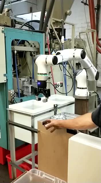 Hans E10l Collaborative Robot 8kg Payload 1300mm Reach With Gripper Grab For Packing Robot As