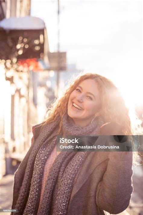 겨울 옷을 입고 하는 곱슬 머리를 가진 매력적인 빨간 머리 여자의 초상화 거리 일몰입니다 20 29세에 대한 스톡 사진 및 기타 이미지 Istock