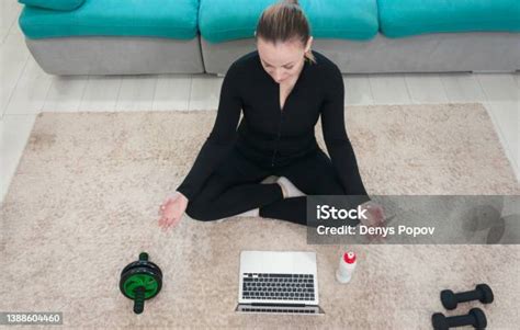 스포티 한 건강한 차분한 여자는 연꽃에 매트에 앉아 유니폼을 입고 가냘픈에 대한 스톡 사진 및 기타 이미지 가냘픈 건강한 생활방식 노트북 Istock