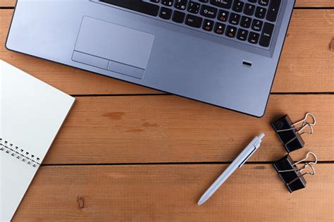 나무 배경에 노트북 오래 된 테이블 스마트폰 및 노트북 펜과 직장에서 안경에 작업 공간 미니 멀 스타일 디자이너에 대 한 장소에서에서 사무실 공간 복사 경관에 대한 스톡