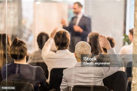 다시 사무실에는 매력적인 프레 젠 테이 션을 가진 사업 사람들의 보기 교육 강좌에 대한 스톡 사진 및 기타 이미지 교육 강좌 교육 행사 기업 문화 Istock