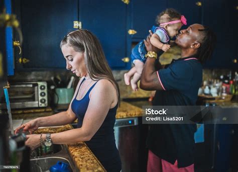 혼혈 가족과 한 명의 아기 자녀가 있는 가정에서의 가정 생활 가사 집안일에 대한 스톡 사진 및 기타 이미지 가사 집안일 가정 생활 가정 주방 Istock