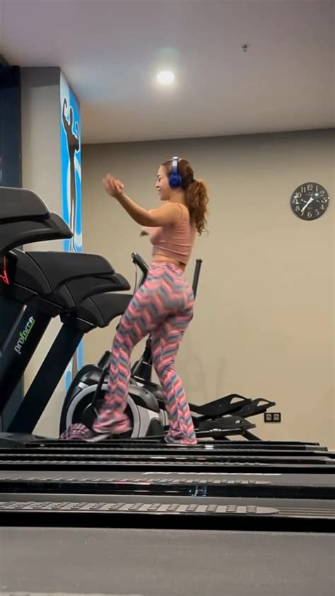 میتونی انجامش بدی؟؟😍 اون حالتی که با شکم روی ضرب موزیک ارتعاش می‌دم، اسمش هست تکنیک “بِلی فلاتر