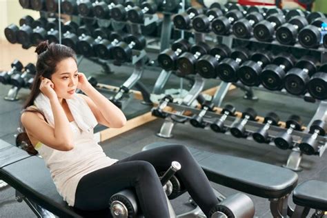 체육관에서 운동하는 여자 프리미엄 사진