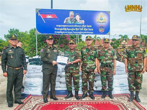 លោកឧត្តមសេនីយ៍ឯក ហ៊ុន ម៉ានិត បាននាំយកអាវភ្លៀវ ដែលជាអំណោយរបស់សម្តេចតេជោ ហ៊ុន សែន