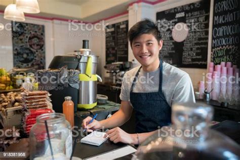 카운터 뒤에 서 서 웃 고는 카메라를 보고 바 주스의 비즈니스 소유자의 초상화 건강한 생활방식에 대한 스톡 사진 및 기타 이미지