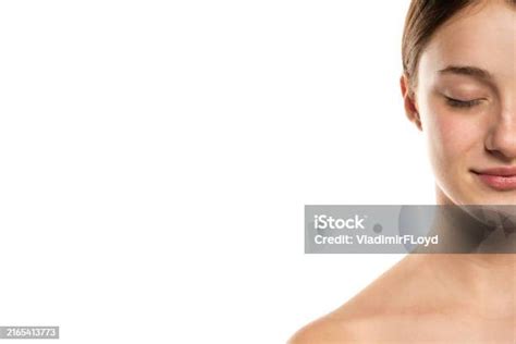 흰색 배경에 묶인 머리를 감고 눈을 감고 화장을 하지 않은 아름 다운 젊은 웃는 여성의 절반 초상화 16 17 살에 대한 스톡 사진 및 기타 이미지 Istock