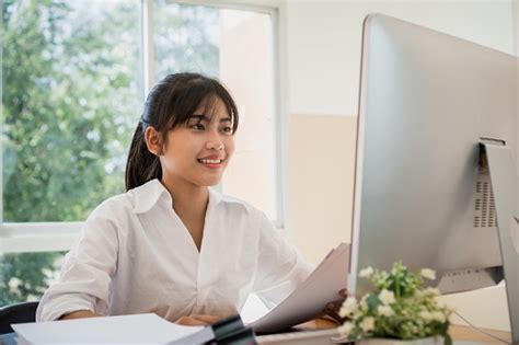 아시아 비즈니스 우먼 사무실은 바쁜 사무실에서 컴퓨터에 서류 논문의 스택 작업을 확인 합니다 작업 문서 및 회계 계획 예산 연례 보고서 파일 개념에 대 한 아이디어 데스크탑