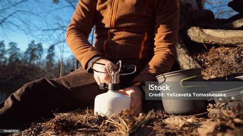 관광의 주제는 하이킹과 자연 여행입니다 백인 남자가 외부 음식을 요리 하는 장비를 사용 하는 손 관광은 끓는 물에 대 한 가스와 풍선 카트리지에 난로 버너를 설치 관광객에