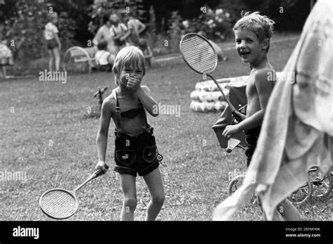 12032019 Berlin Ddr Jungen Spielen Badminton In Einem