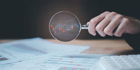 계산기를 사용하여 보고서 그래프 및 차트 비즈니스 통계 기업 전략 분석 및 개선 재무 마케팅 문서 관리 및 읽기 위해 계산기를 사용하는 통계 분석가 개발에 대한 스톡 사진