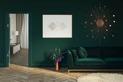 베이지 색 방에 열려있는 문이있는 녹색 방 의 내부 주전자의 꽃다발은 녹색 소파 옆에 있는 쪽모이 세공 층에 있습니다 거울 옆에 벽에 수평 포스터가 있습니다 거실에 대한