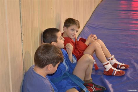 Красивый мальчик в спортзале Шорты фото