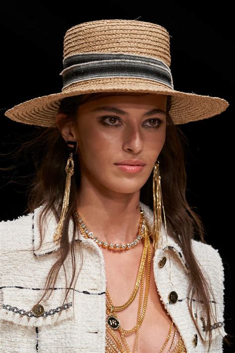 Trendy Na Jesień I Zimę 20222023 Najmodniejsza Biżuteria Z Wybiegów Bronx Banco Balmain Coach