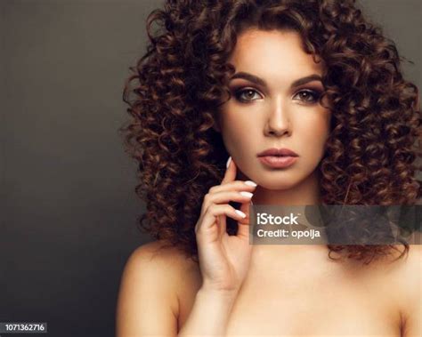 아프리카와 아름 다운 웃는 여자의 패션 스튜디오 초상화 헤어스타일을 컬 한다 패션 고 아름다움입니다 가슴 골에 대한 스톡 사진 및 기타 이미지 Istock