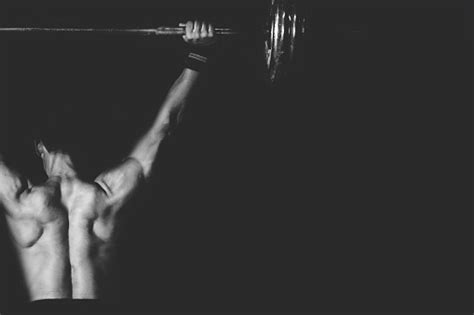 근육 질 남자 운동 지역의 헬스 클럽에서 바 벨으로의 근접 촬영 초상화 건강한 생활방식에 대한 스톡 사진 및 기타 이미지 건강한 생활방식 근육 근육질 체격 Istock