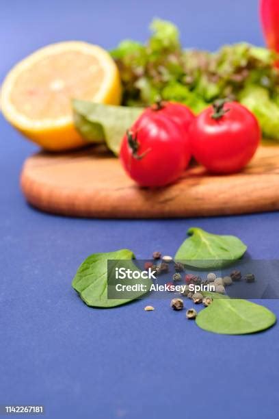 신선한 야채와 파란 배경에 모 짜 렐 라 샐러드 그릇 카프 라스 샐러드 양상추 체리 토마토 모 짜 렐 라 고급 요리에 대한 스톡 사진 및 기타 이미지 Istock