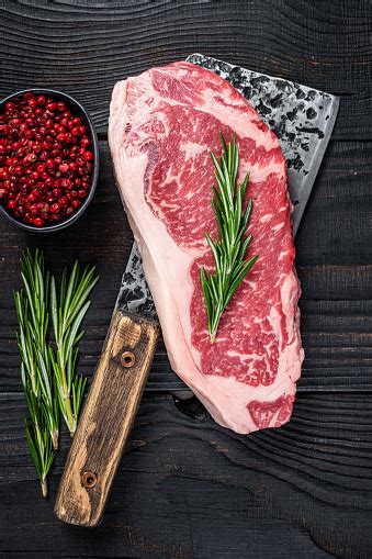 정육점 고기 칼에 신선한 생 스트리플로인 쇠고기 스테이크 검은 색 나무 배경 위쪽 보기 0명에 대한 스톡 사진 및 기타 이미지 0명 건강한 식생활 검은색 Istock