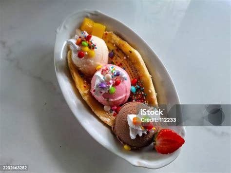 바나나 딸기 망고 휘핑크림 사탕 초콜릿 아이스크림 딸기 아이스크림 바닐라 아이스크림을 곁들인 맛있는 바나나 스플릿 아이스크림 디저트 음식 메뉴 0명에 대한 스톡 사진 및