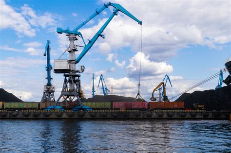 큰 빨간 화물 발송 하는 로드 포트에 석탄 석탄 처리 터미널에서 작업 크레인 대형에 대한 스톡 사진 및 기타 이미지 대형