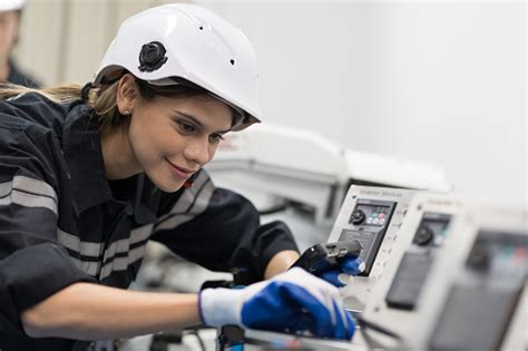 여성 엔지니어는 작업장에서 제조 자동화 및 로봇 공학에서 자율 모바일 로봇 또는 Amr을 제어합니다 여성 엔지니어 확인 테스트 또는 유지 보수 Ai 로봇 35 39세에 대한